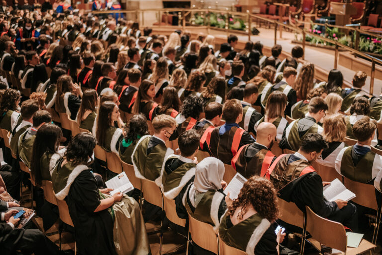 What do hood and gown colours mean at graduation? – Postgraduate Life